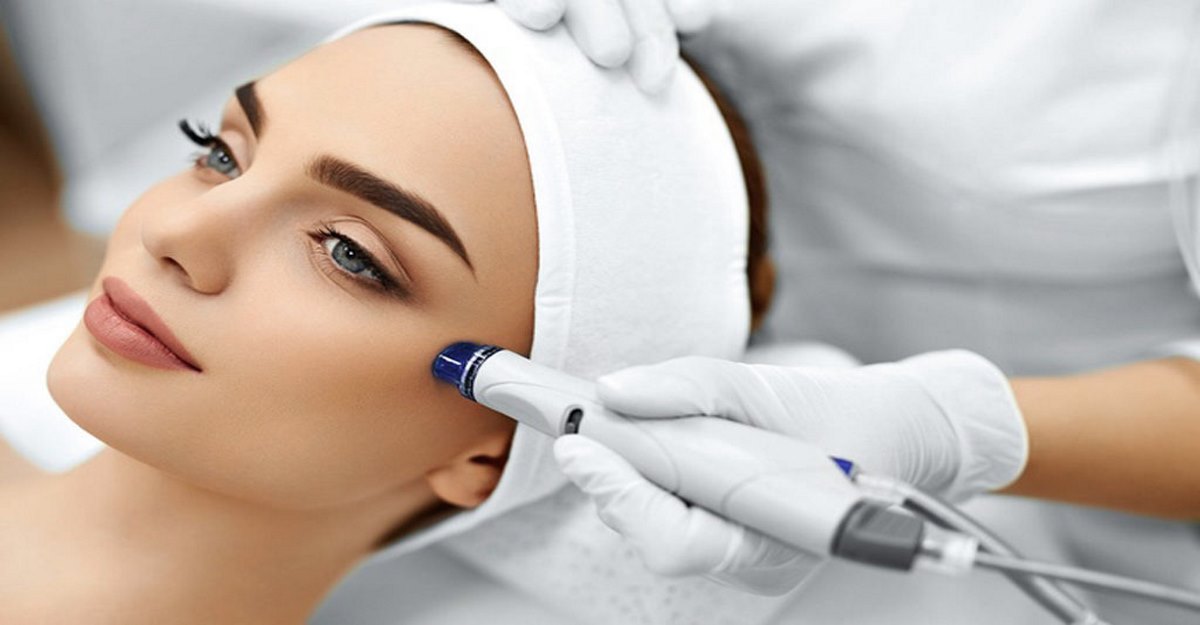What Is a HydraFacial and How Does It Work? - La Fameux Derma